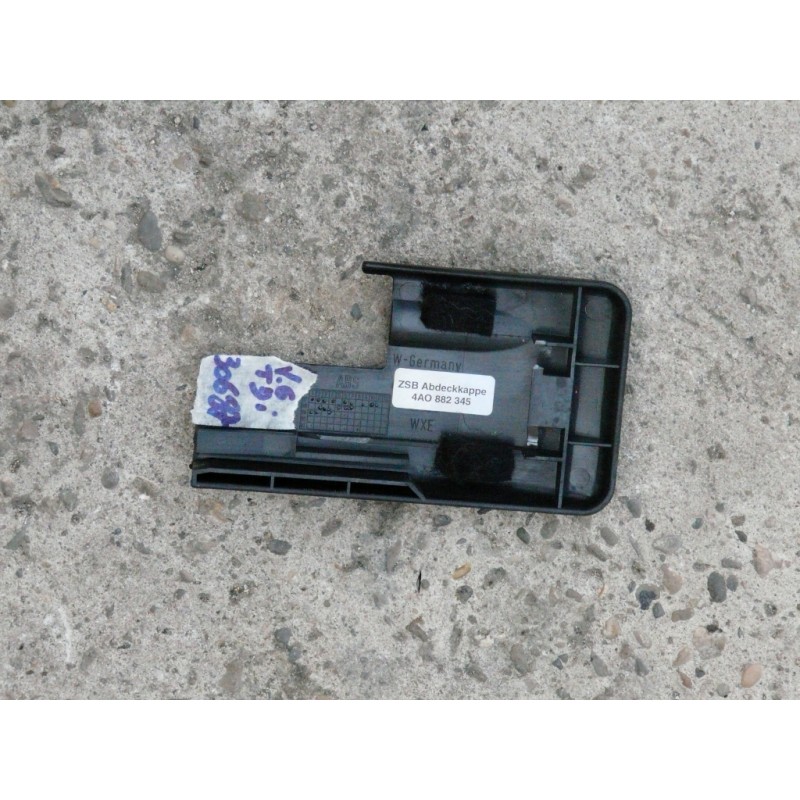 cache plastic fixation siege audi a4 4A0882345